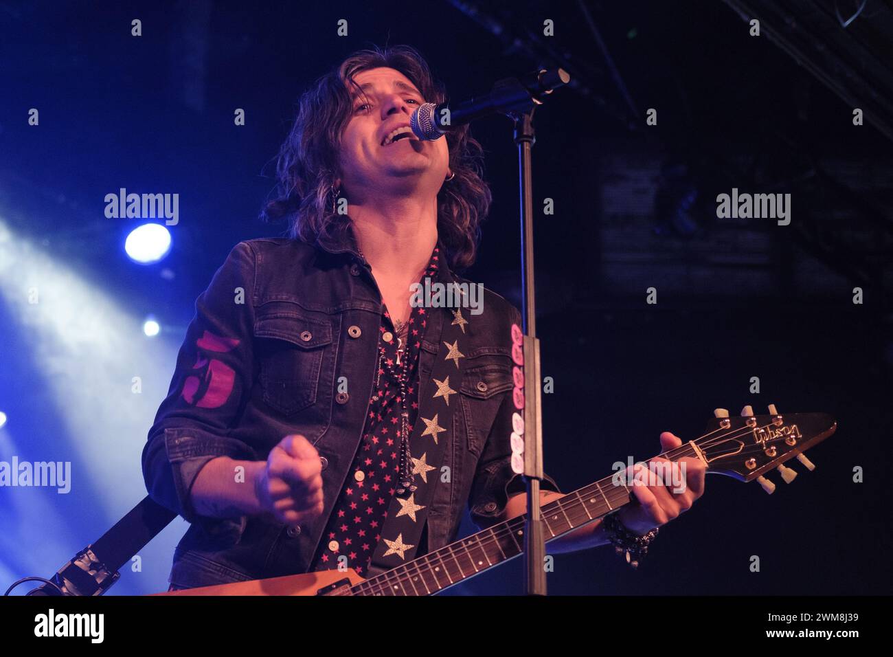 The singer Raul Gutiérrez, from the group Rulo y la contrabanda ...