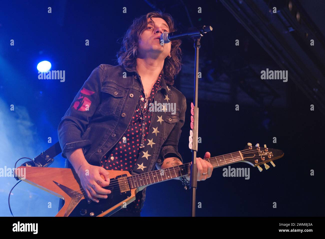 The singer Raul Gutiérrez, from the group Rulo y la contrabanda ...