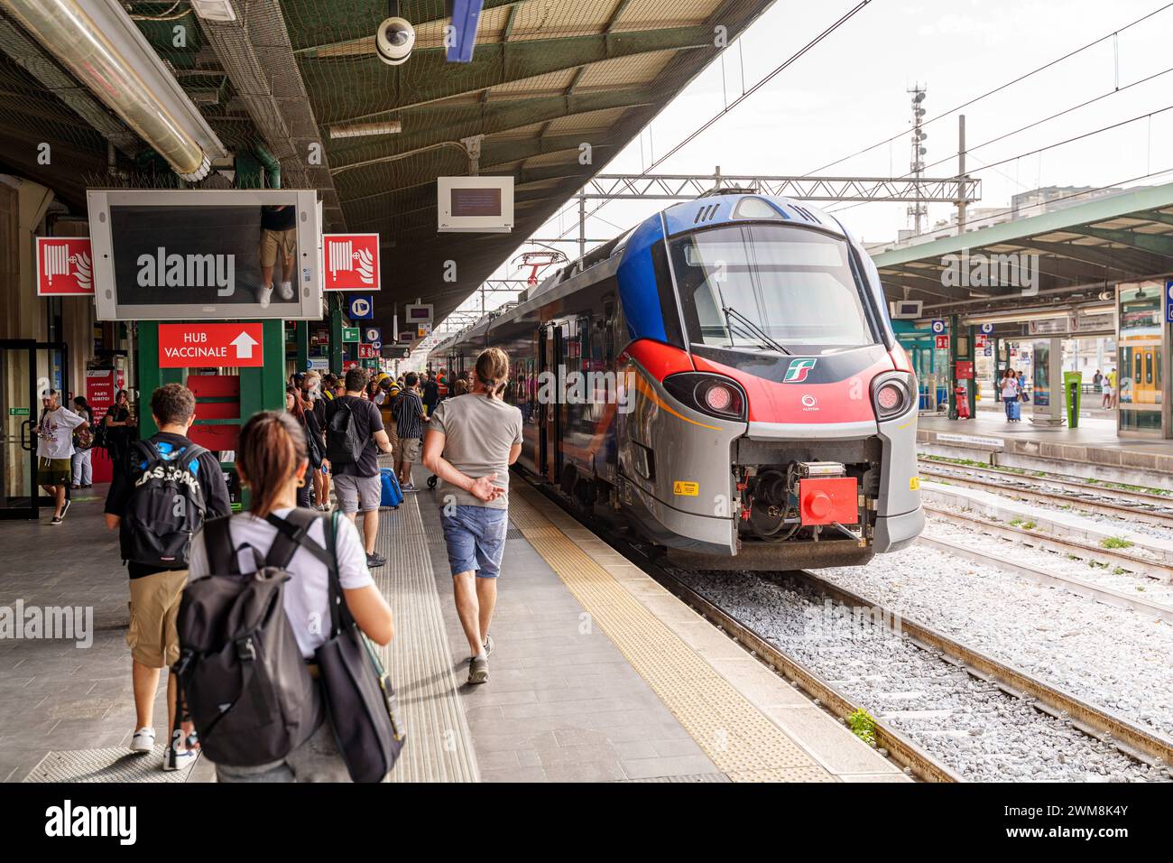 Bahnreise in italien hi-res stock photography and images - Alamy