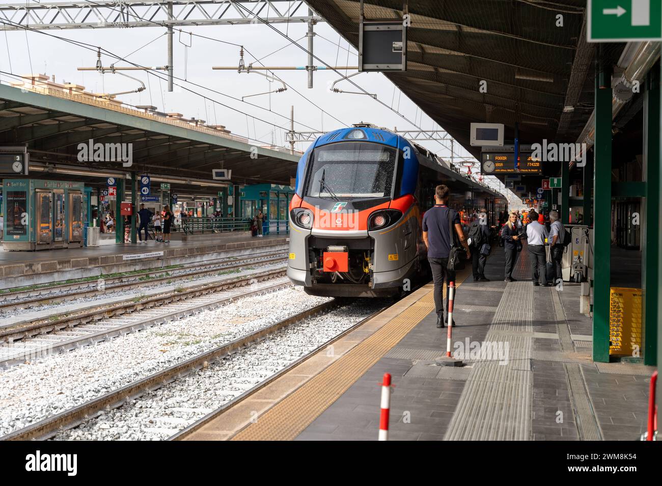 Bahnreise in italien hi-res stock photography and images - Alamy