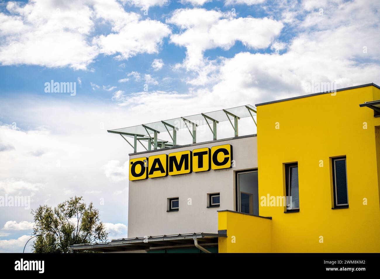 Automobil logo hi-res stock photography and images - Alamy