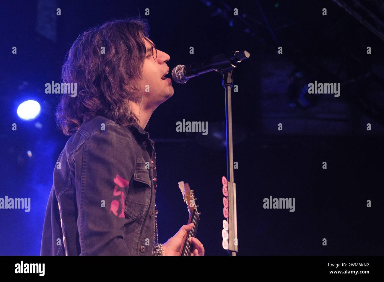 The singer Raul Gutiérrez, from the group Rulo y la contrabanda ...