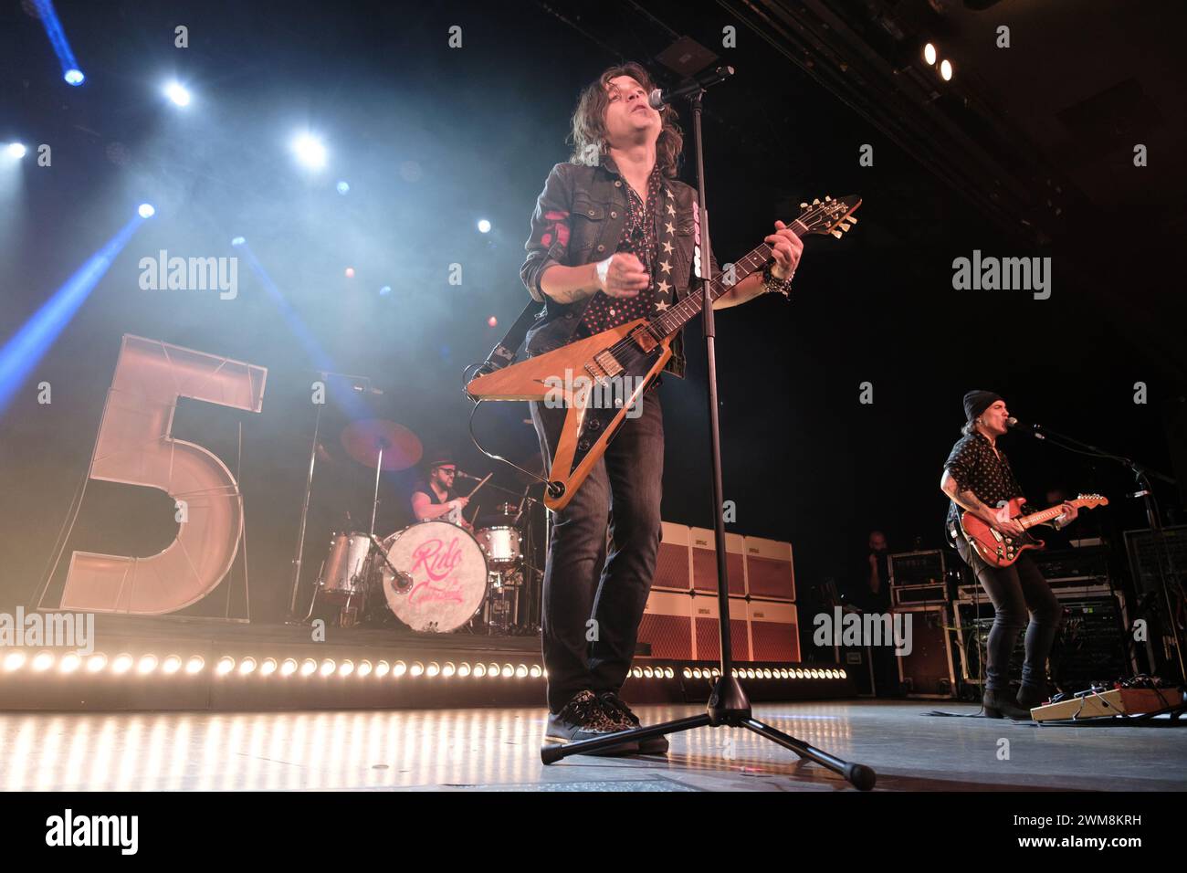 The singer Raul Gutiérrez, from the group Rulo y la contrabanda ...