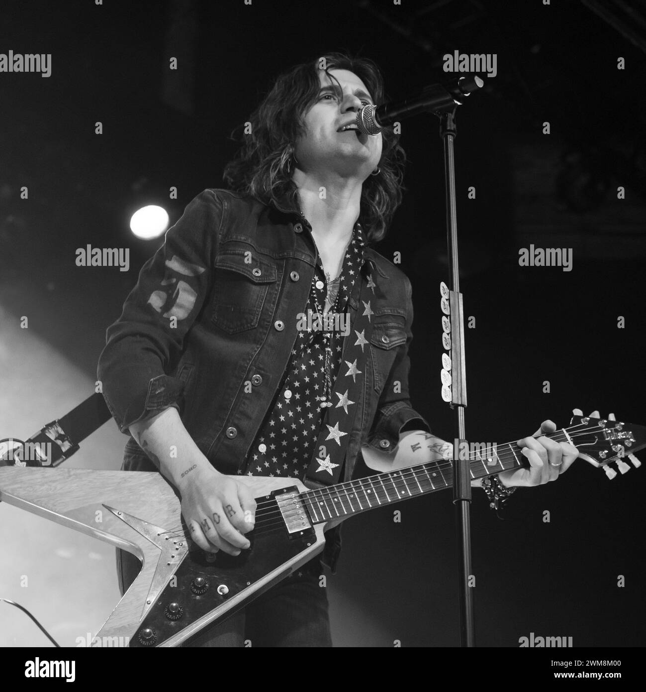 The singer Raul Gutiérrez, from the group Rulo y la contrabanda ...