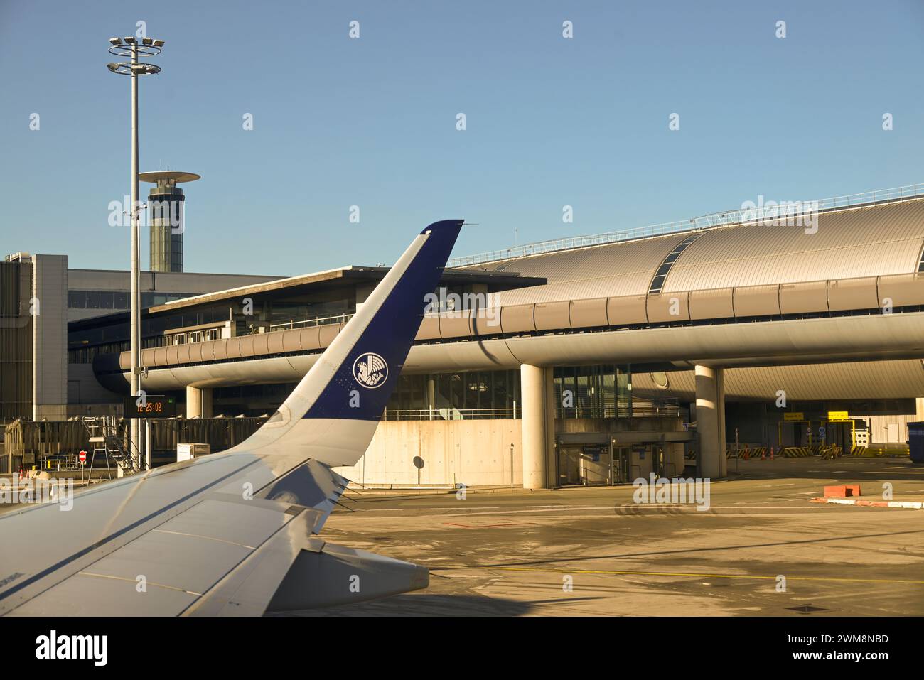View front the window seat over the wing, aboard an Air France/KLM jet ...