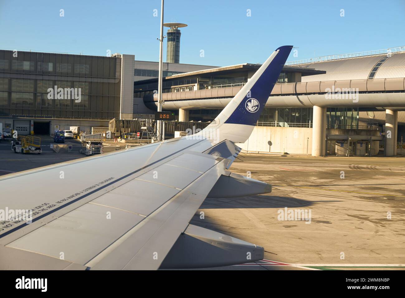 View front the window seat over the wing, aboard an Air France/KLM jet ...