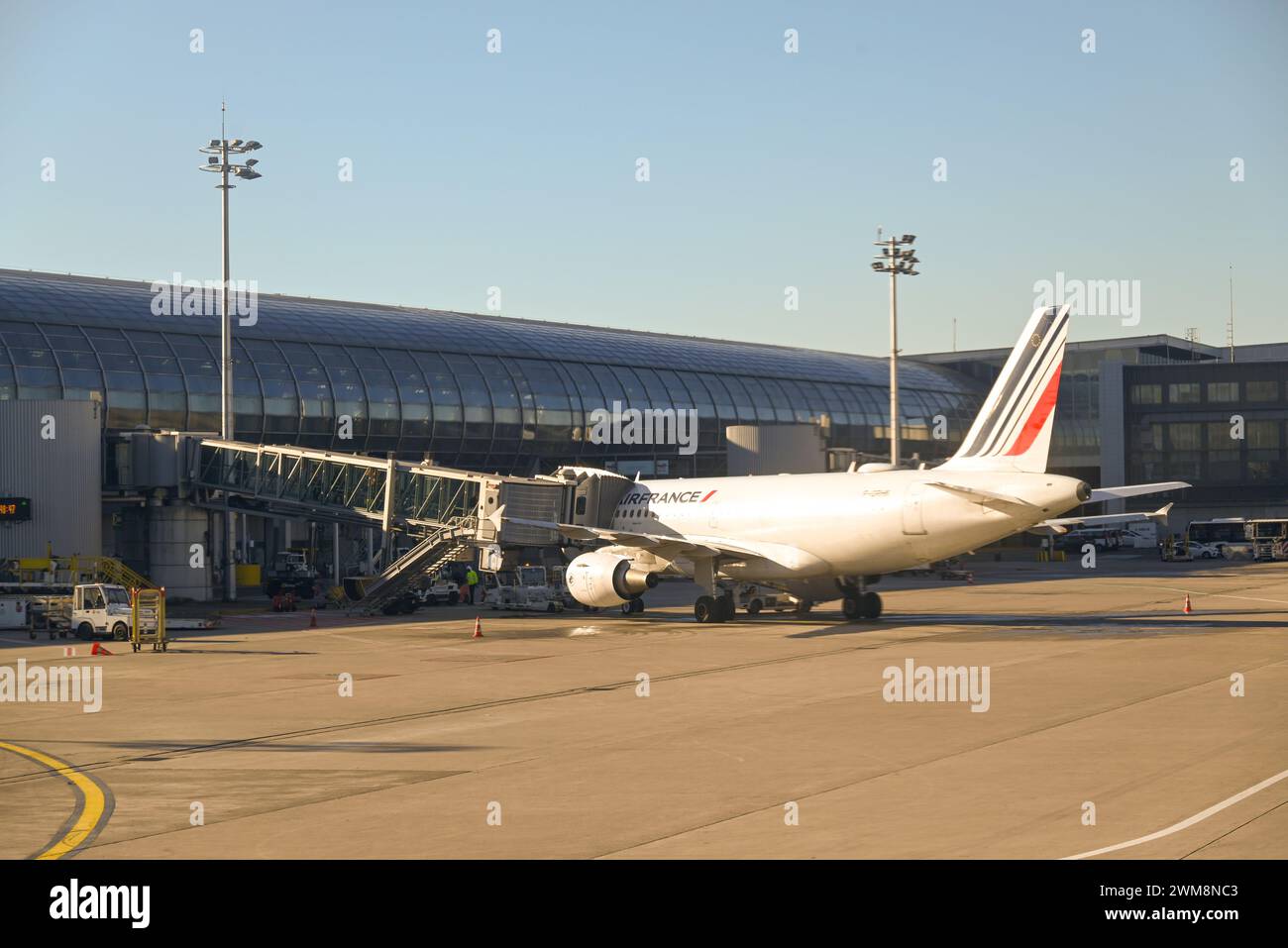 View front the window seat over the wing, aboard an Air France/KLM jet ...