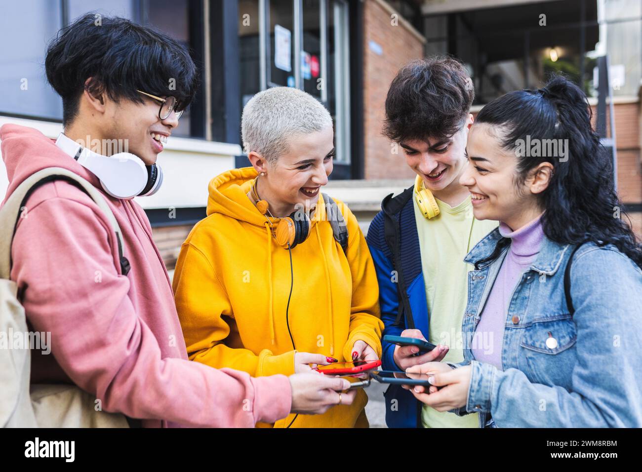 Teenage group using cell phones hi-res stock photography and images - Alamy