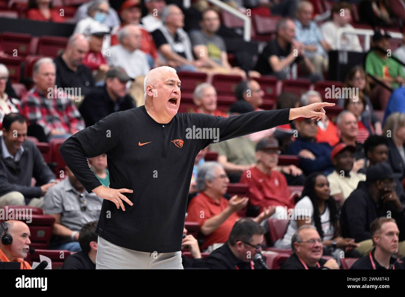 Oregon State coach Wayne Tinkle gestures during the first half of the ...