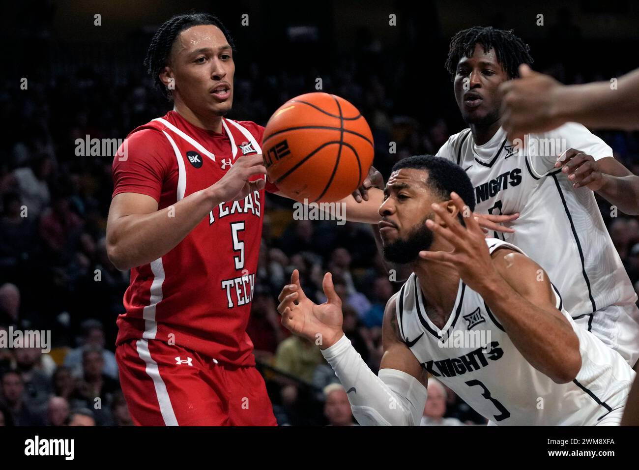 Central Florida guard Darius Johnson (3) grabs a rebound in front of ...
