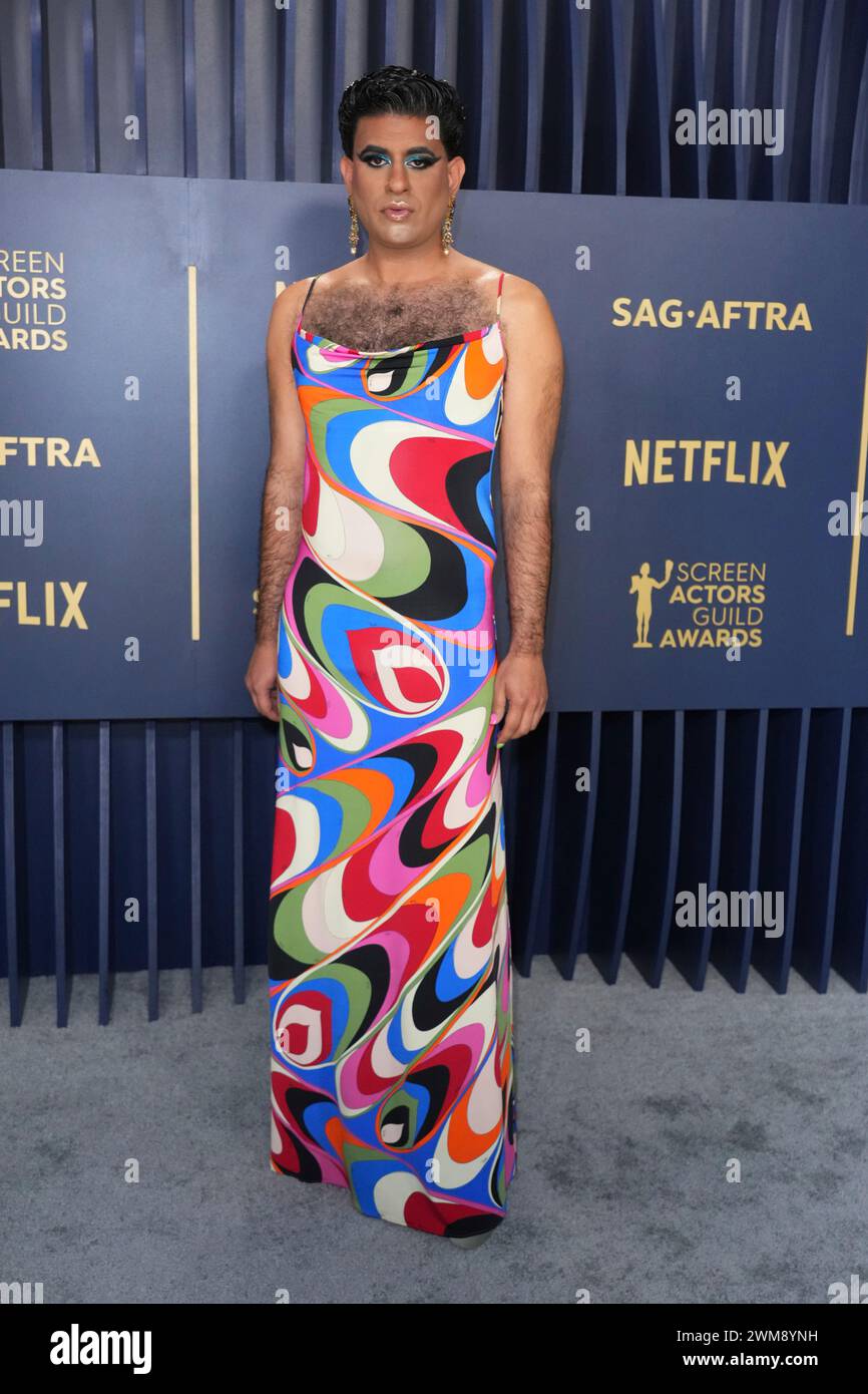 Alok Vaid-Menon arrives at the 30th annual Screen Actors Guild Awards ...