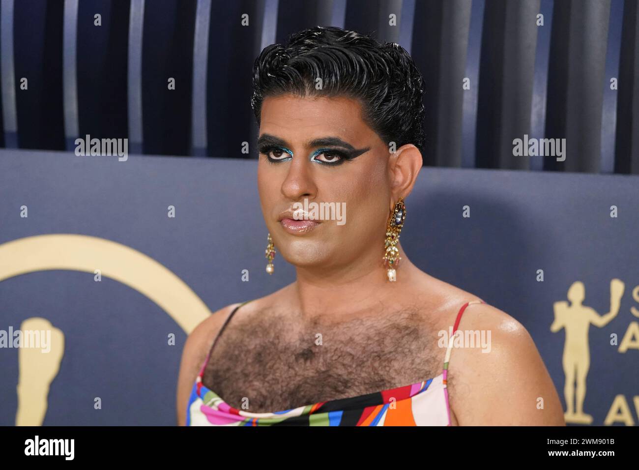 Alok Vaid-Menon arrives at the 30th annual Screen Actors Guild Awards ...