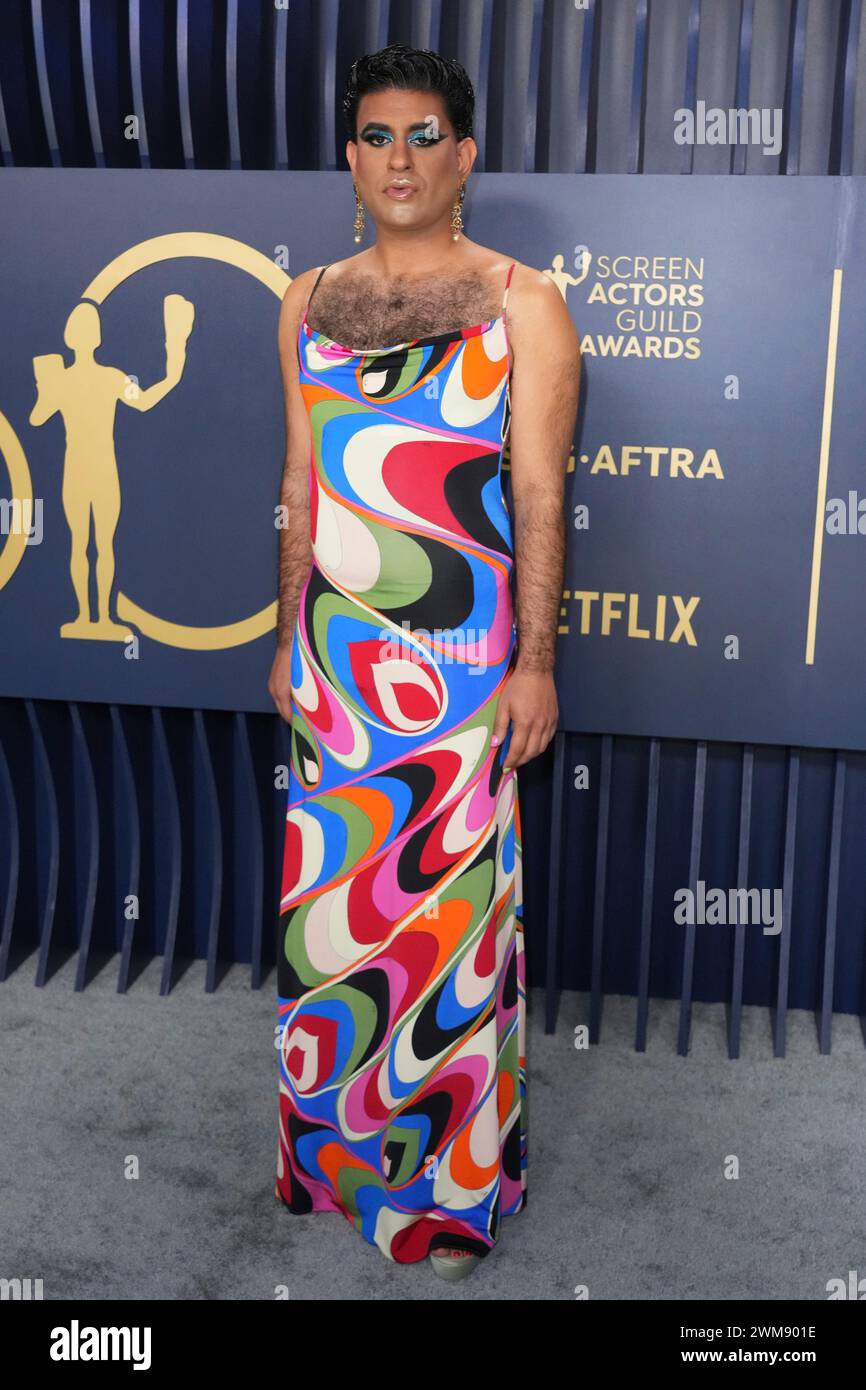 Alok Vaid-Menon arrives at the 30th annual Screen Actors Guild Awards ...