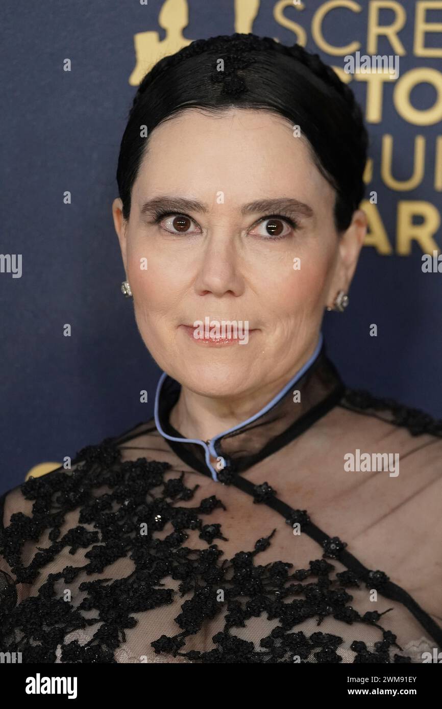 Alex Borstein arrives at the 30th annual Screen Actors Guild Awards on ...