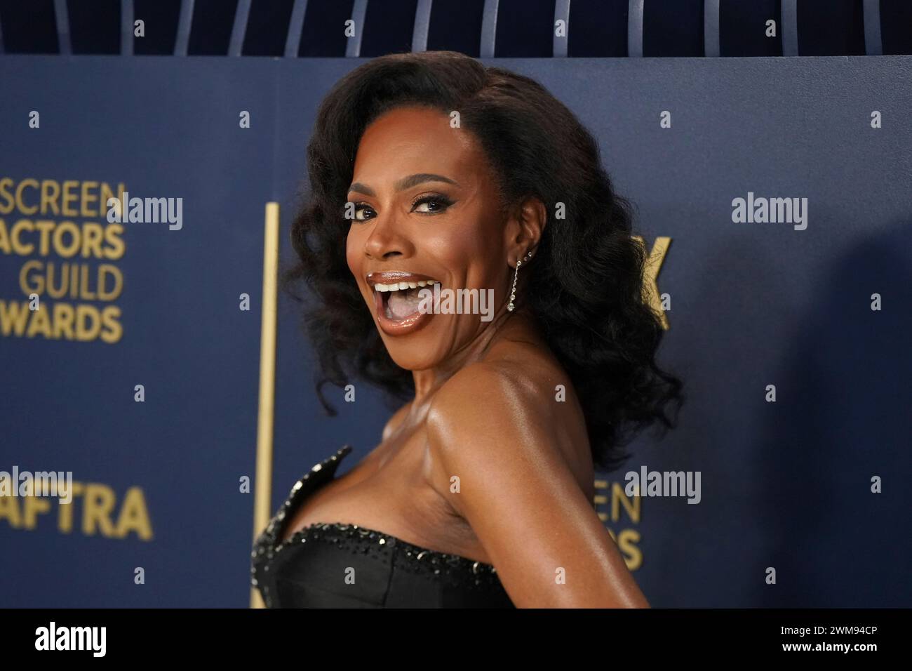 Sheryl Lee Ralph arrives at the 30th annual Screen Actors Guild Awards ...
