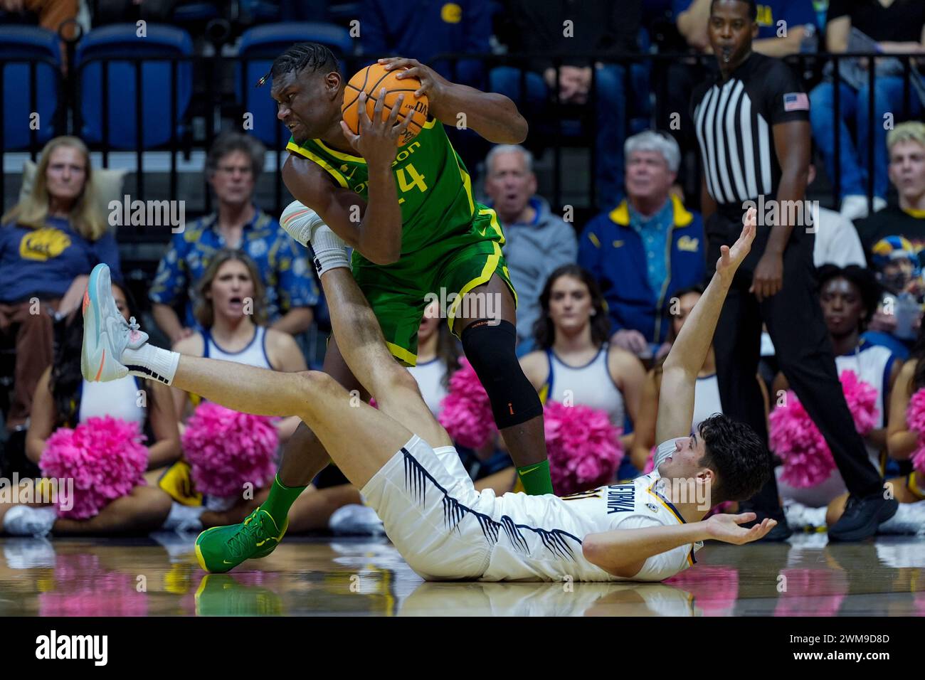 Oregon forward Mahamadou Diawara (24) and California guard Gus Larson ...