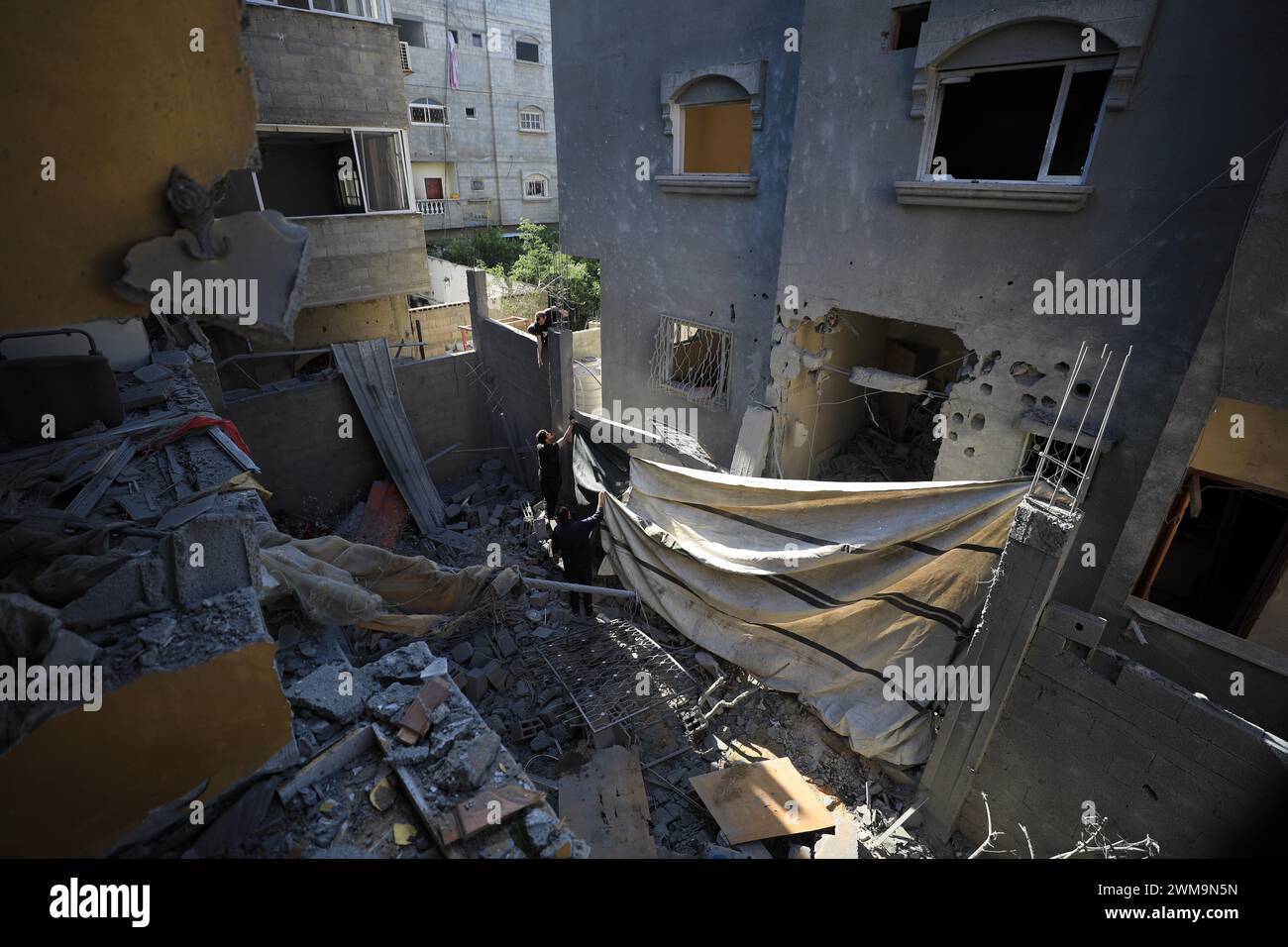 (240225) -- RAFAH, Feb. 25, 2024 (Xinhua) -- People check the rubble of ...
