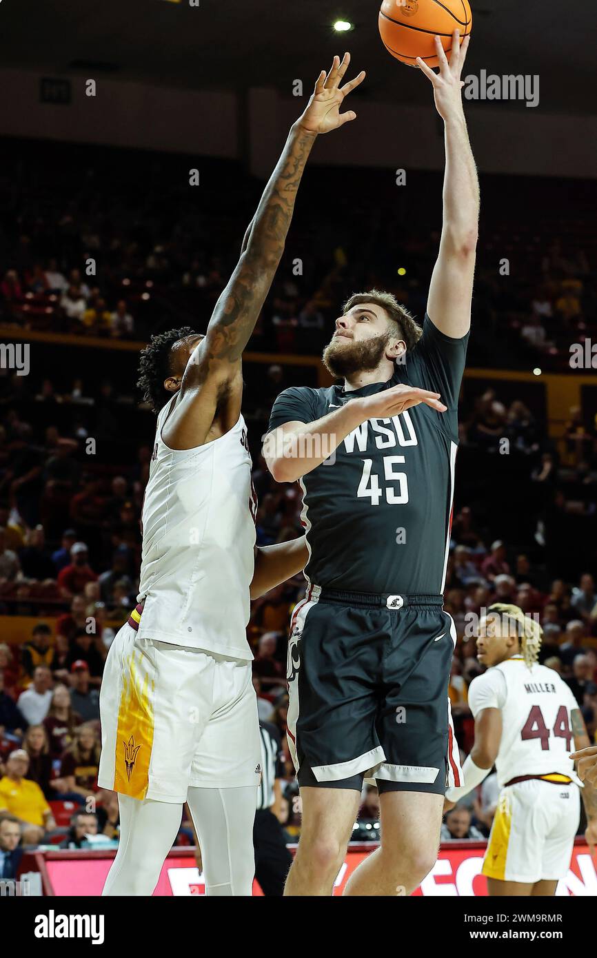GLENDALE, AZ - FEBRUARY 24: Washington State Cougars forward Oscar ...