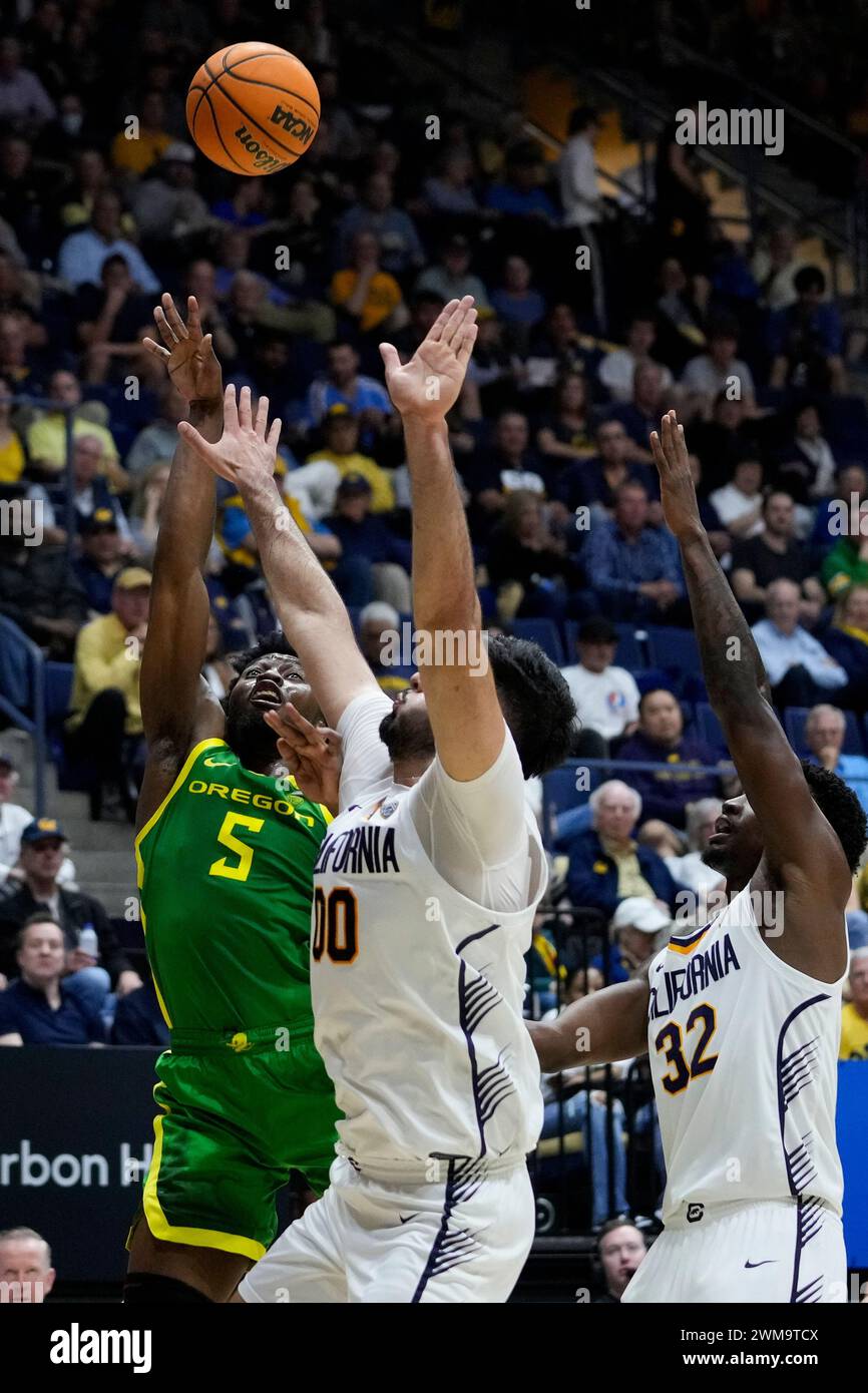 Oregon guard Jermaine Couisnard (5) shoots while defended by California ...
