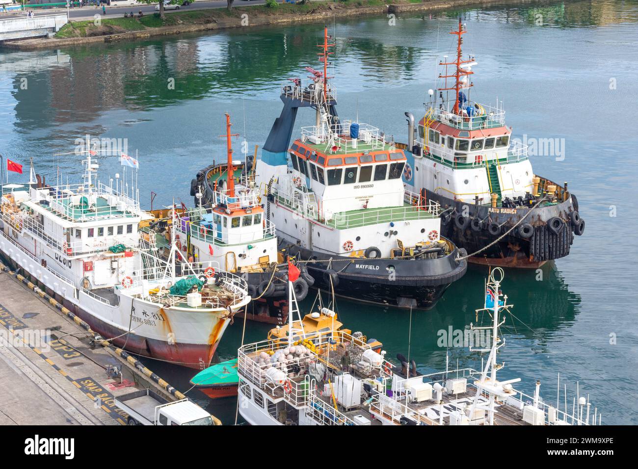 Fishing tug boats financial centre high rise buildings harbour h hi-res stock photography and ...