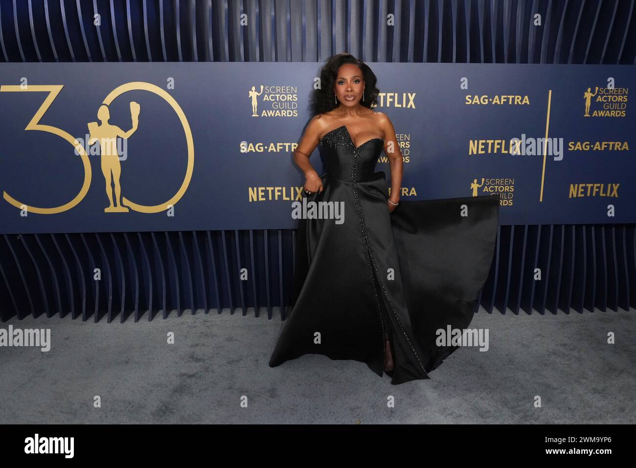 Sheryl Lee Ralph arrives at the 30th annual Screen Actors Guild Awards ...