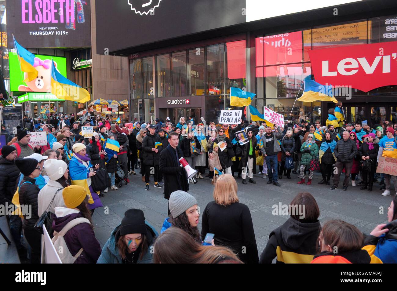 Pro-Ukraine demonstrators chant slogans and hold placards expressing ...