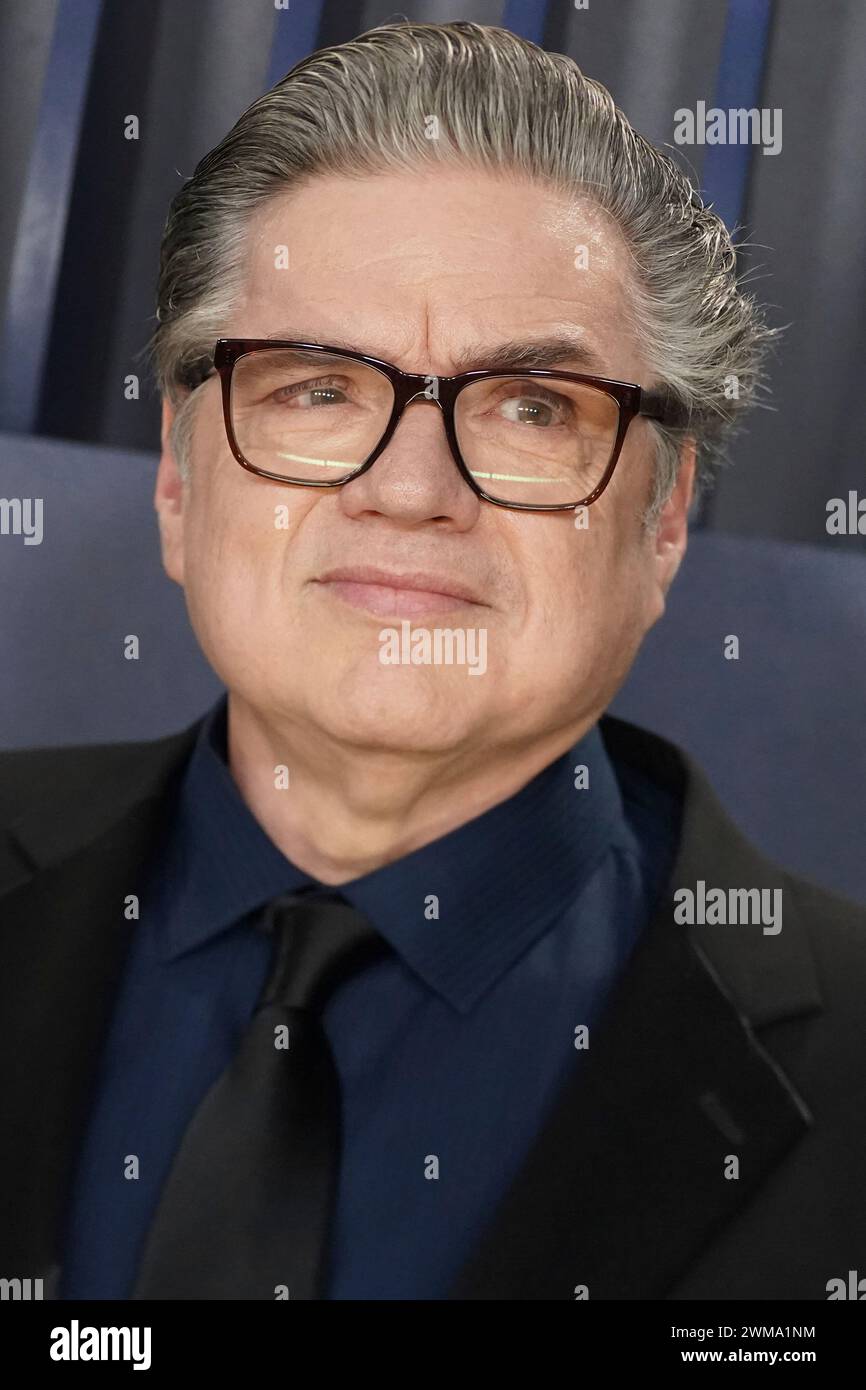 Oliver Platt arrives at the 30th annual Screen Actors Guild Awards on ...