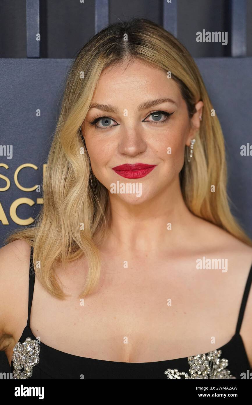 Abby Elliott arrives at the 30th annual Screen Actors Guild Awards on ...