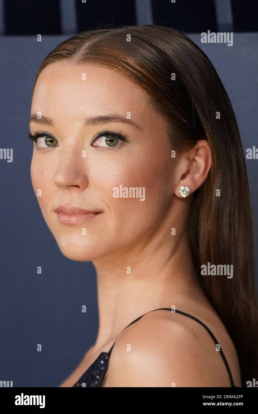 Nicole Brydon Bloom arrives at the 30th annual Screen Actors Guild ...