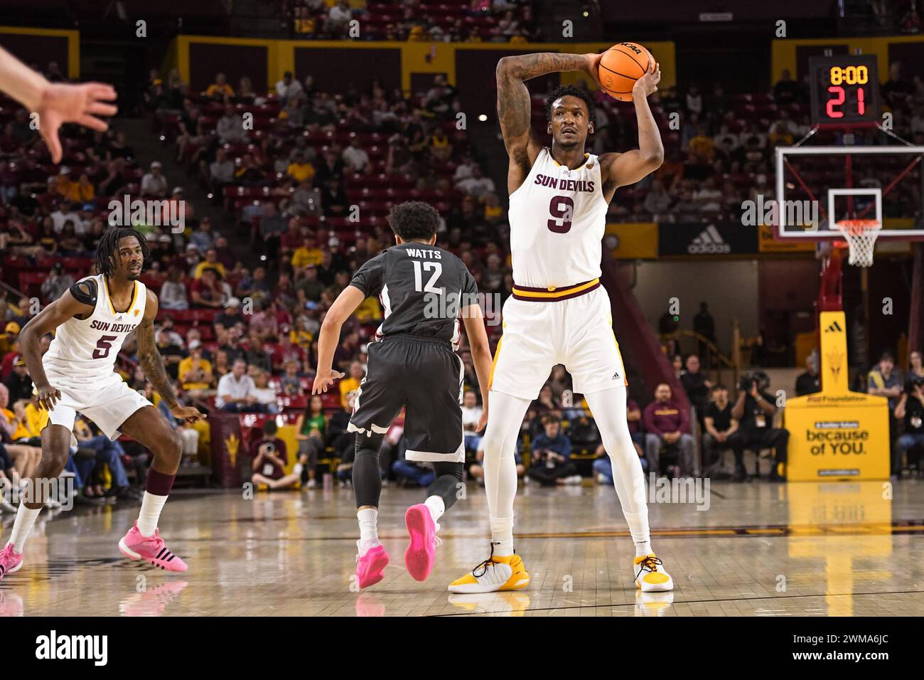 Center looks hi-res stock photography and images - Alamy