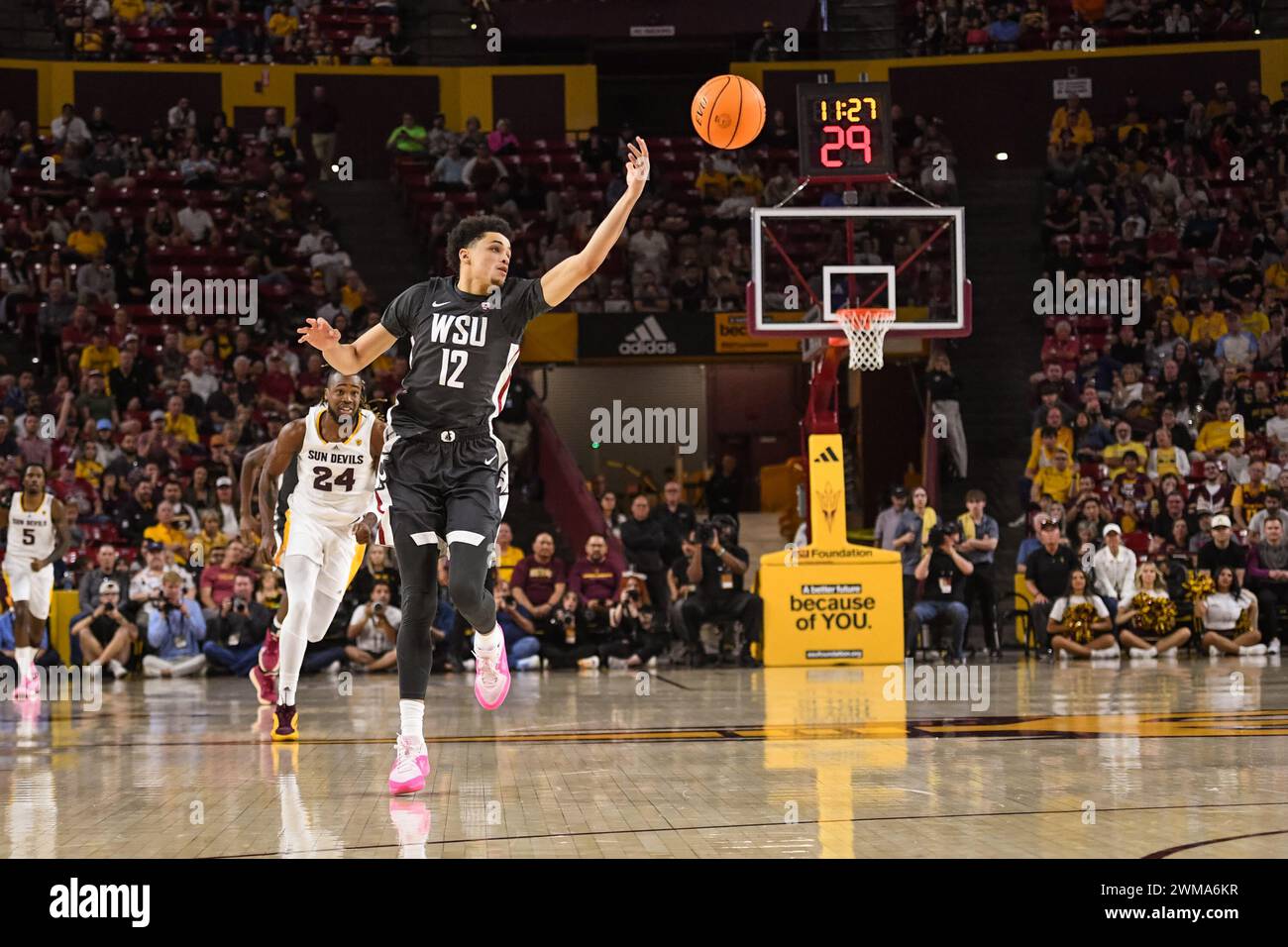Washington State Cougars guard Isaiah Watts (12) drives toward the ...