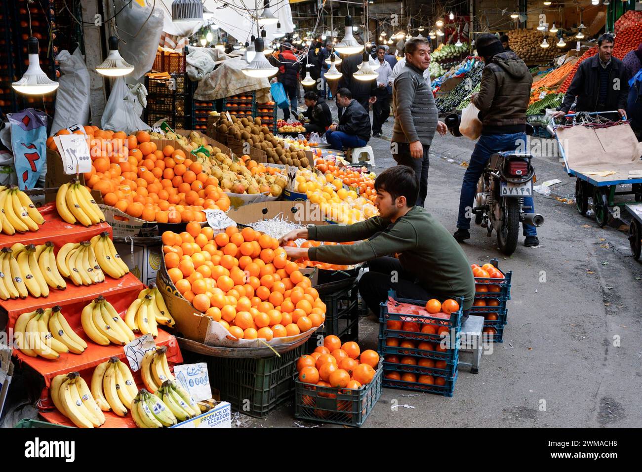 Fruit and vegetable sale in a bazaar in Tehran, Iran, 18/03/2019 Stock Photo - Alamy