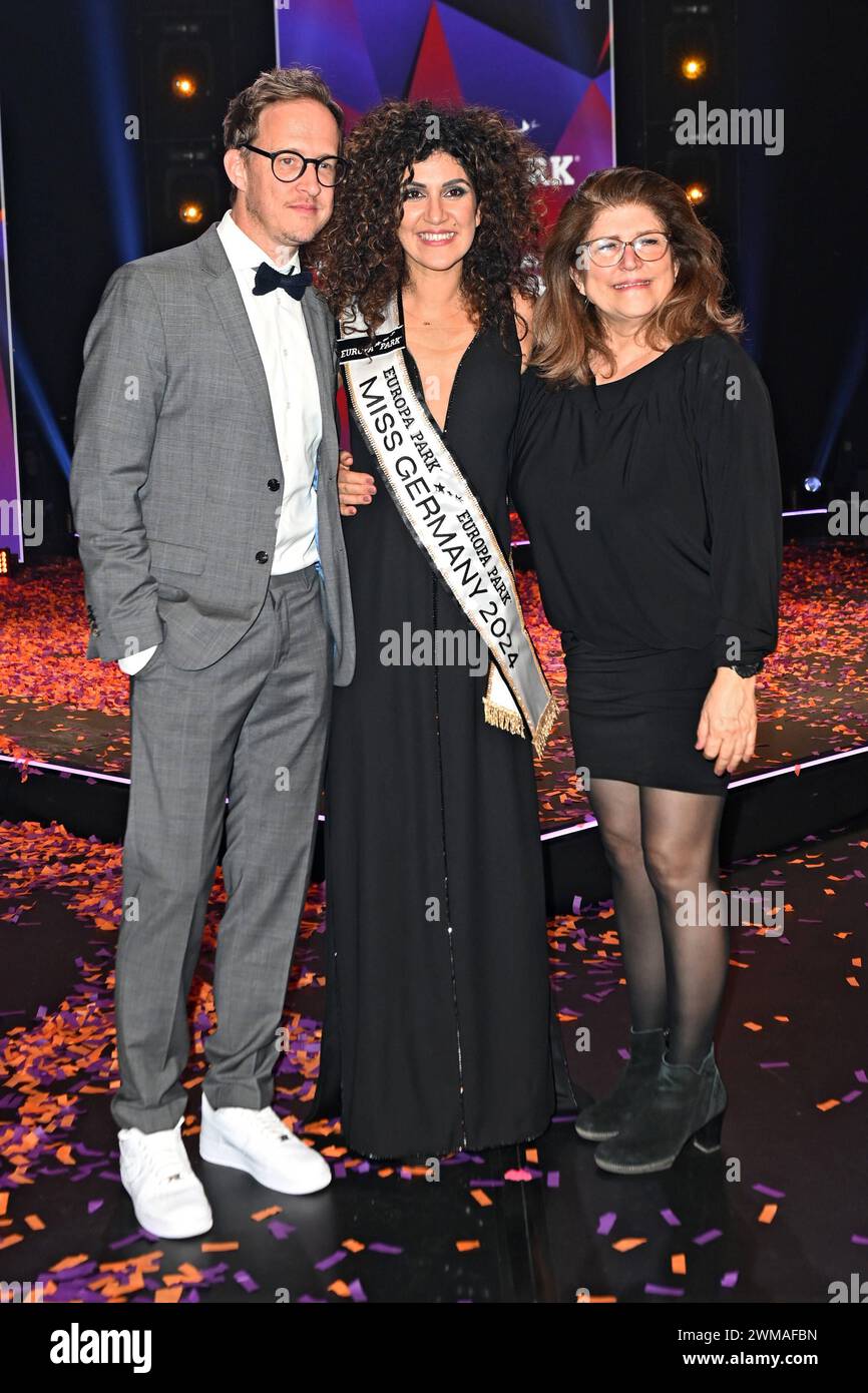 Miss Germany 2024. Apameh Schönauer mit ihrem Ehemann und ihrer Mutter ...