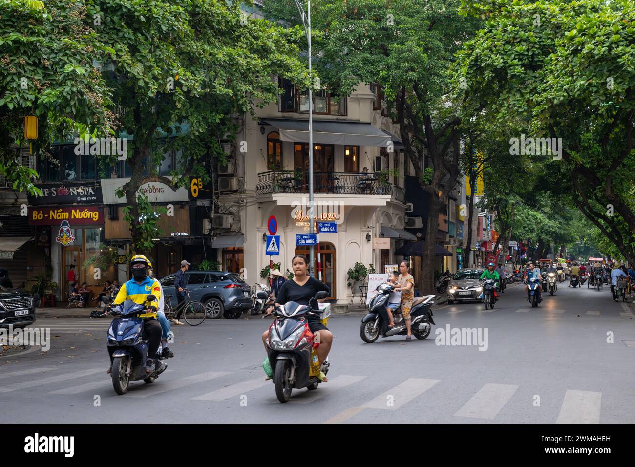Busy streets of the Old Quarter in Hanoi, Vietnam Stock Photo - Alamy