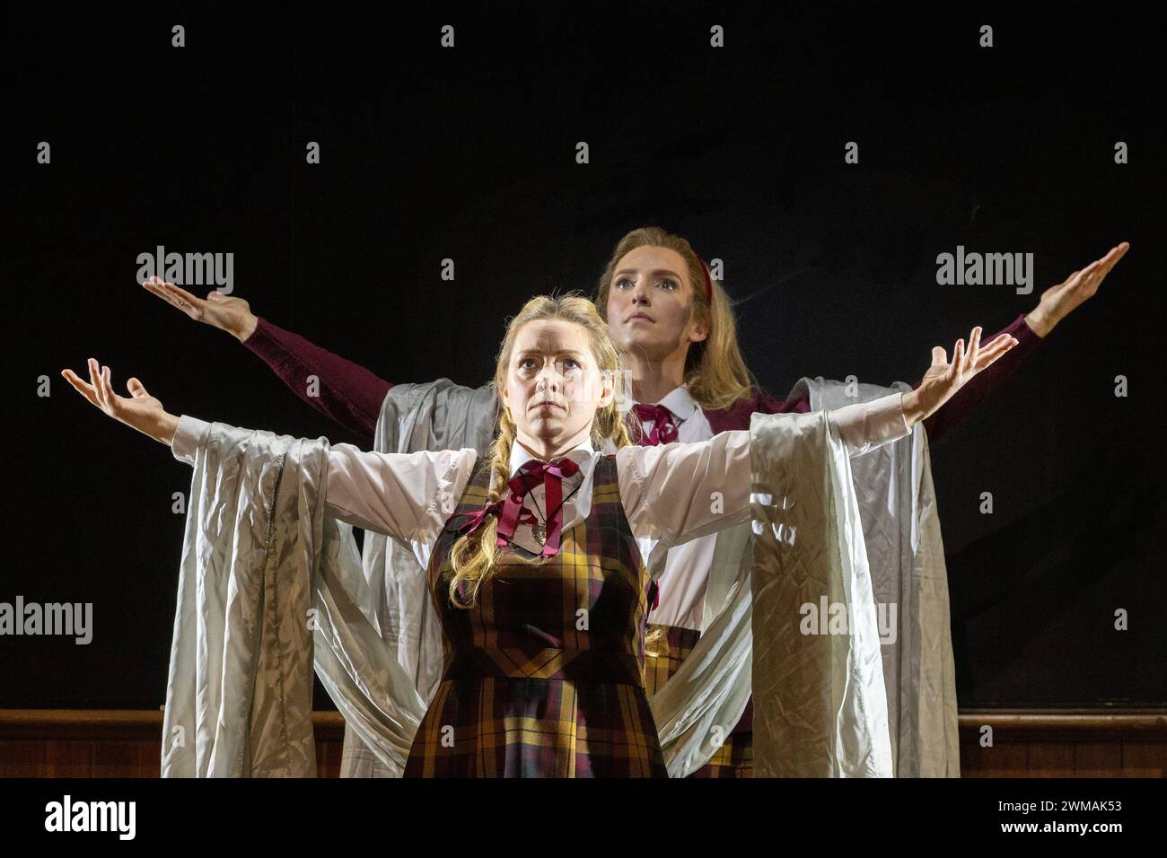 Sophie Bevan (Fiordiligi - front), Kayleigh Decker (Dorabella) in COSI ...