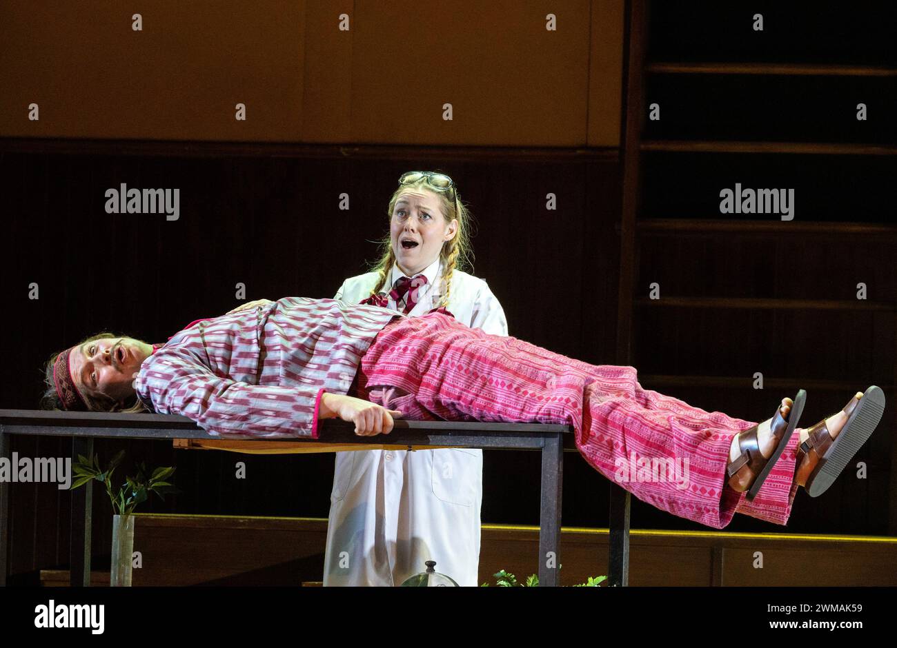 James Atkinson (Guglielmo), Rebecca Evans (Despina) in COSI FAN TUTTE ...