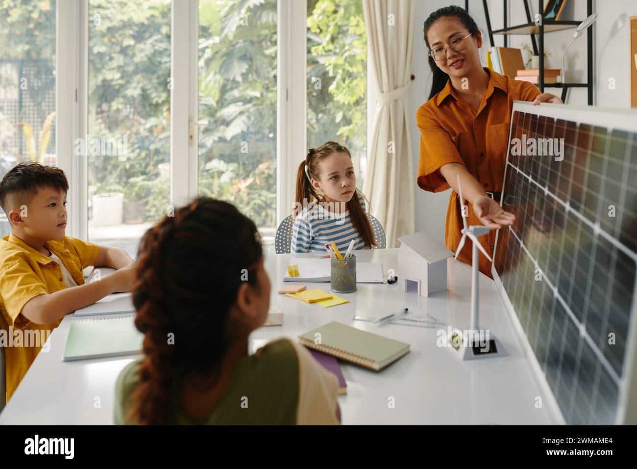 School principle talking hi-res stock photography and images - Alamy