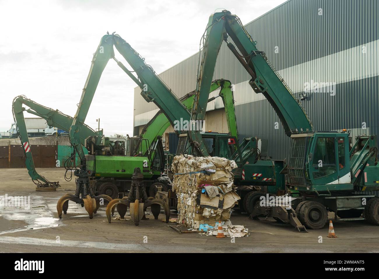 Grapple attachments hi-res stock photography and images - Alamy