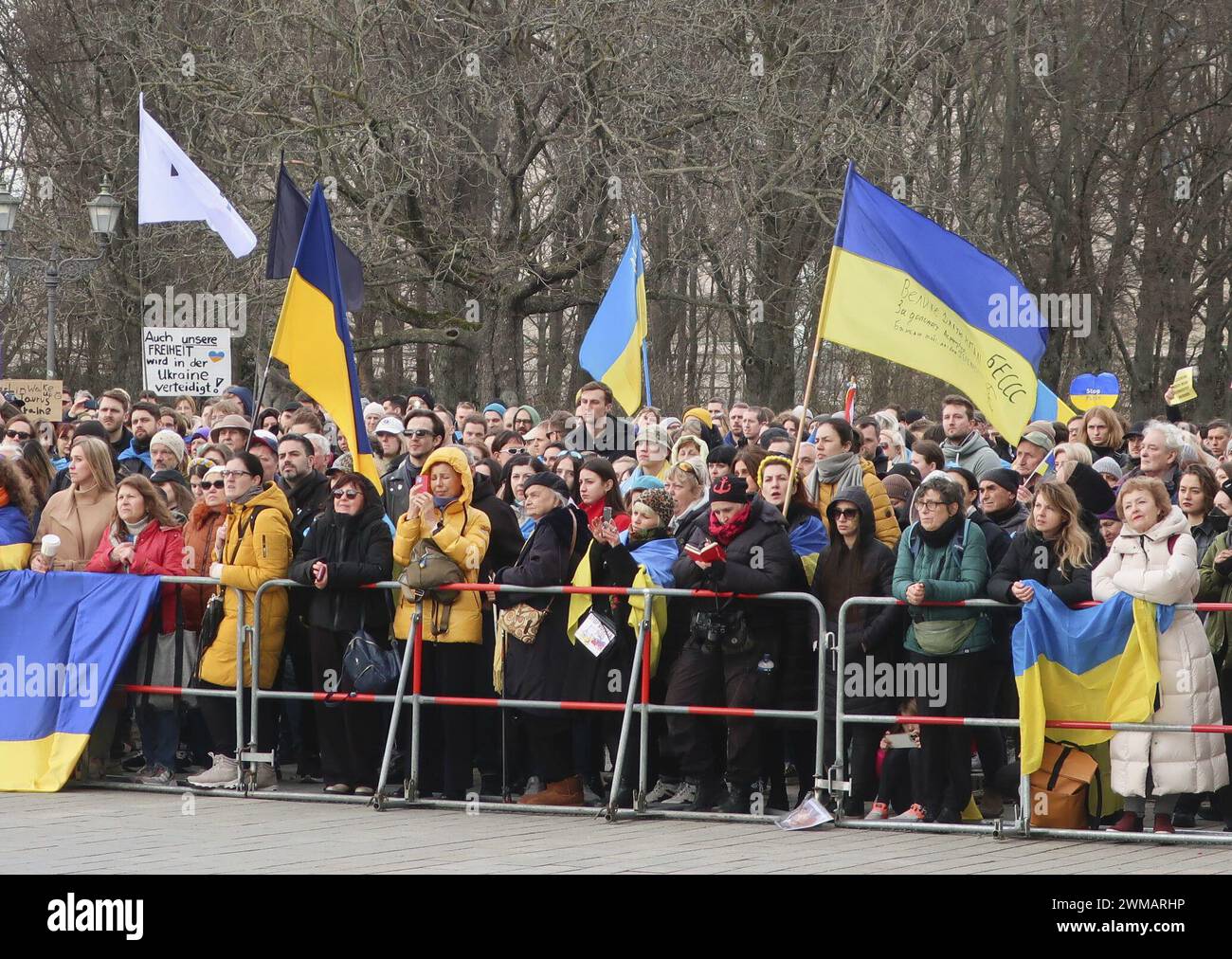 People stage a pro-Ukrainian rally in front of Berlin's landmark ...
