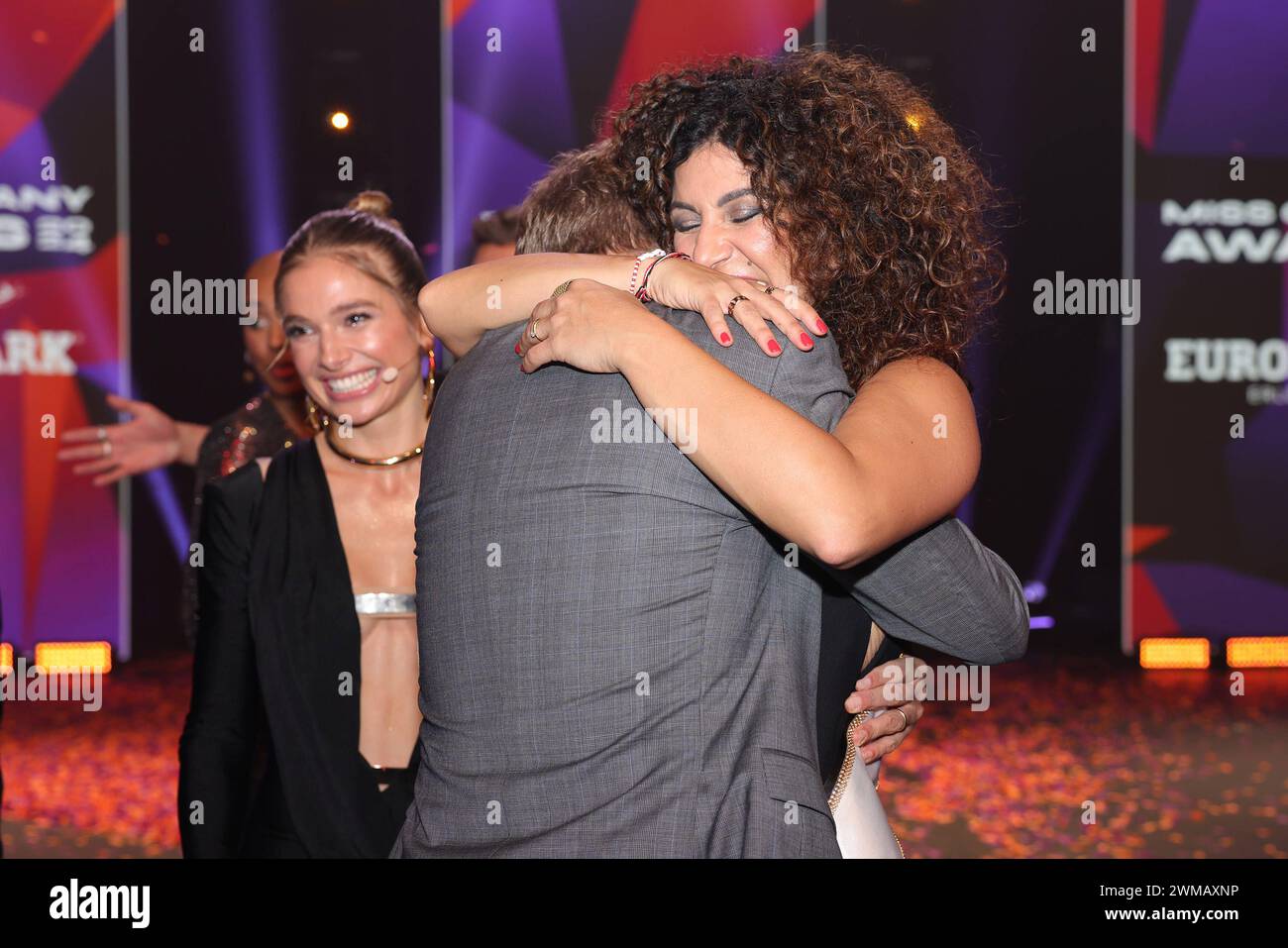 Miss Germany Awards Finale 2024 Apameh Schönauer umarmt ihren Partner ...