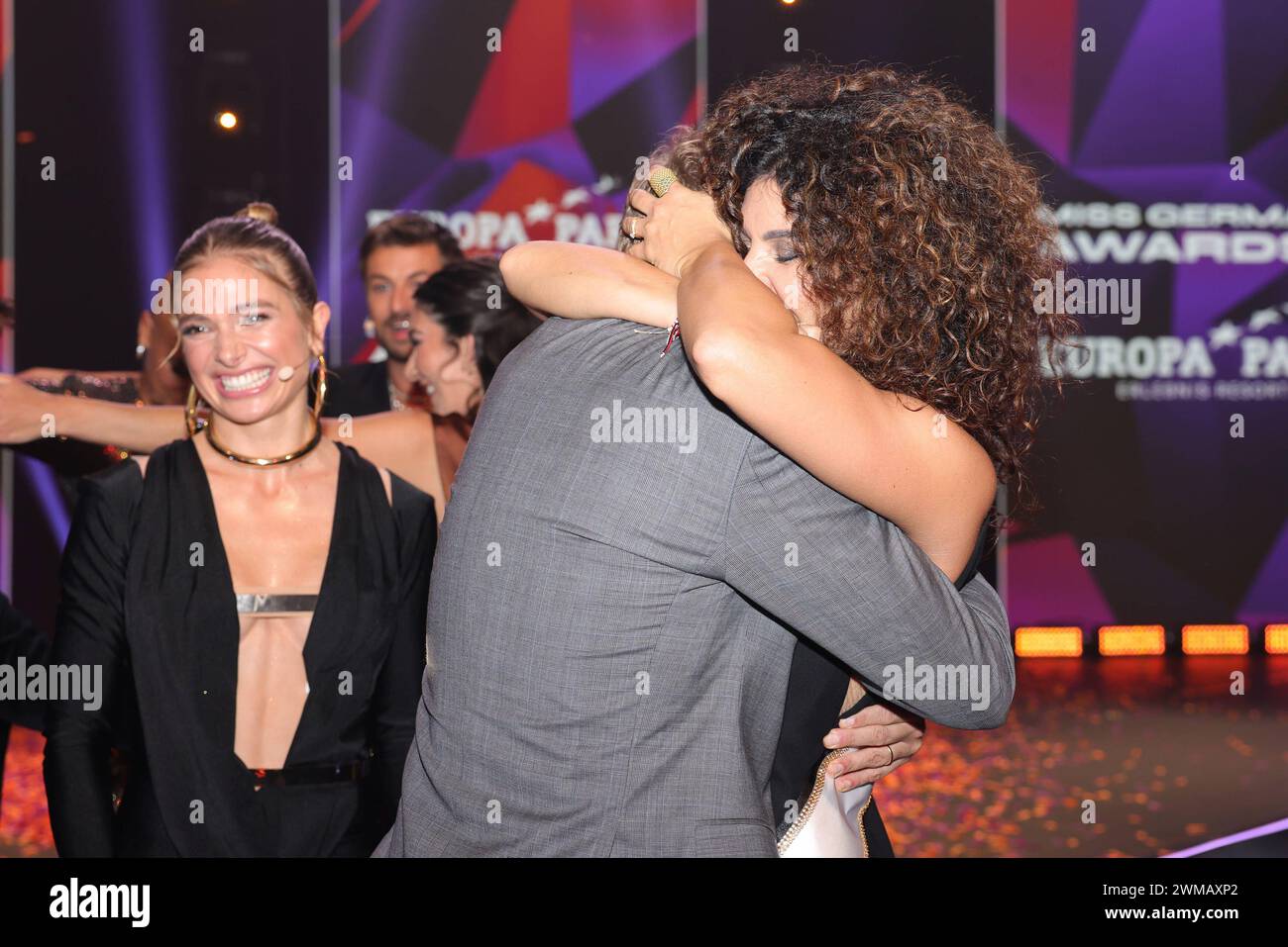 Miss Germany Awards Finale 2024 Apameh Schönauer umarmt ihren Partner ...