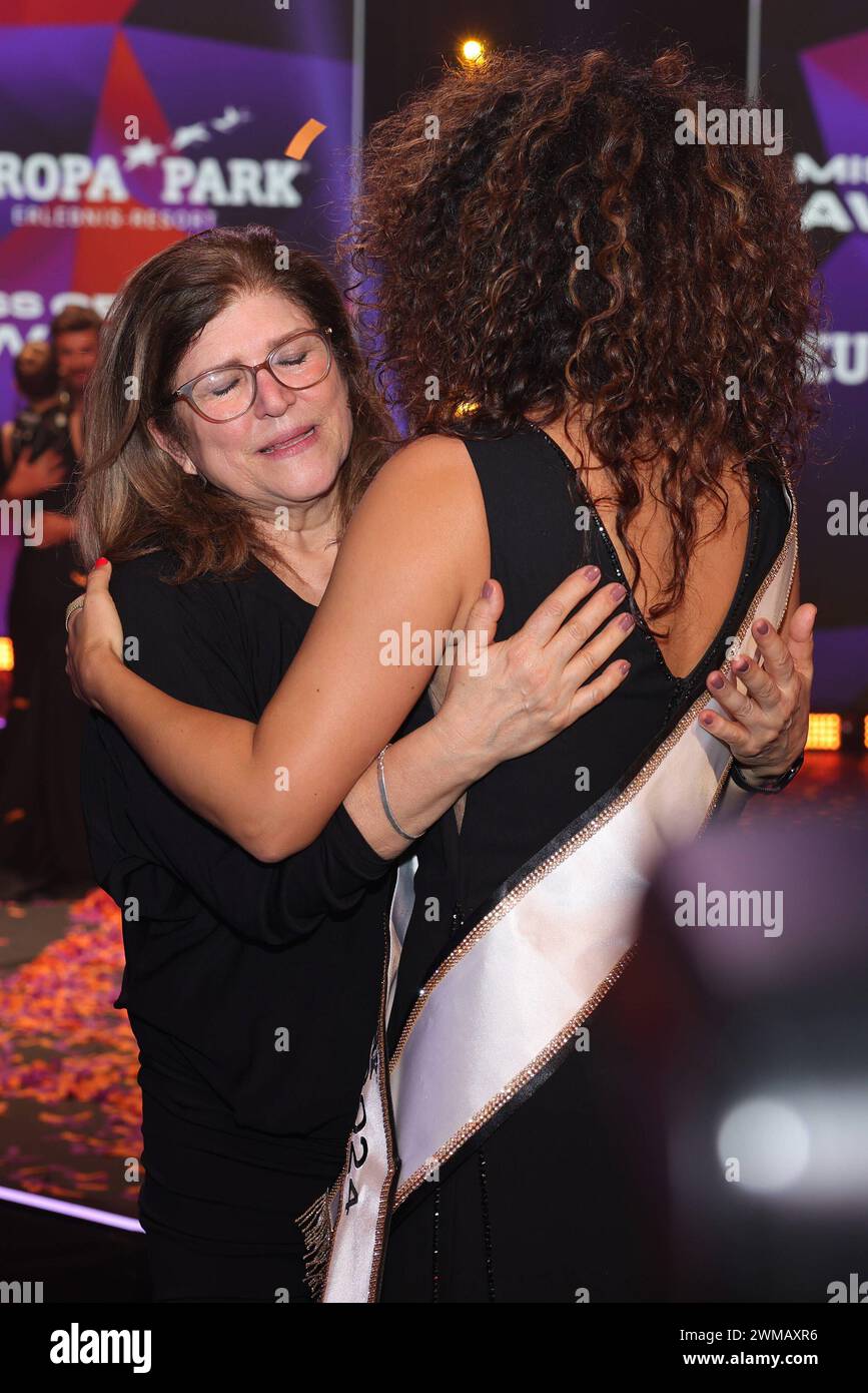 Miss Germany Awards Finale 2024 Apameh Schönauer umarmt ihre Mutter ...