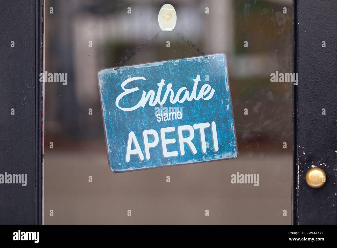Siamo aperti hi-res stock photography and images - Alamy