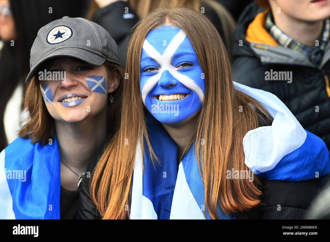 Female england fans hi-res stock photography and images - Alamy