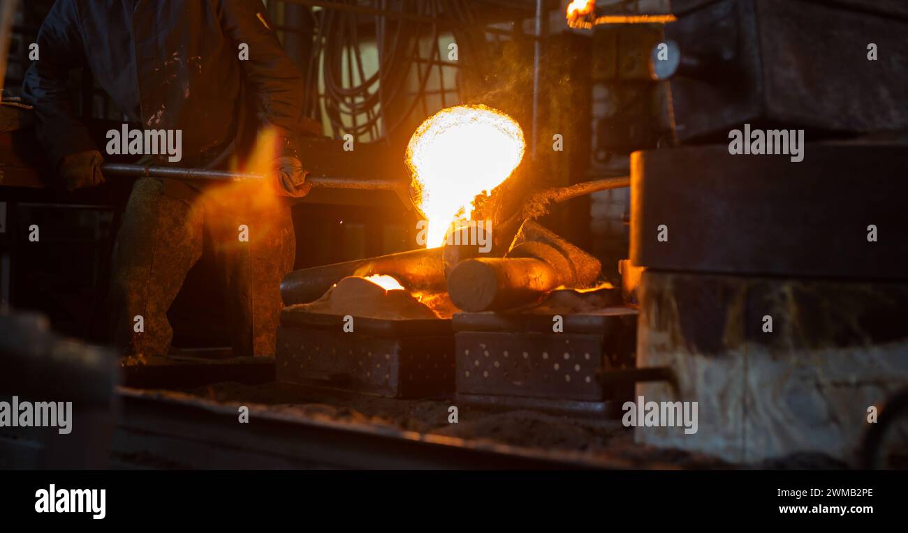Liquid metal pouring mold hi-res stock photography and images - Alamy