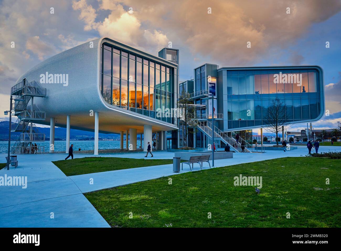 Botin Center Museum Art and Culture, Architect Renzo Piano, Jardines de ...