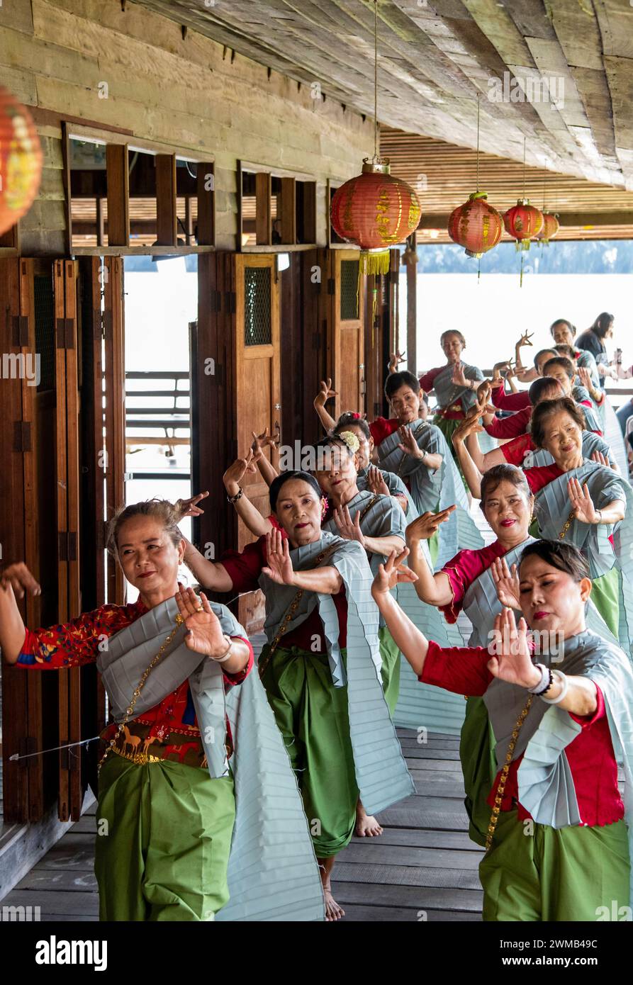 Traditoinal Thai Dance at Talat Khlong Suan Roi Pi ancient 100 year old ...