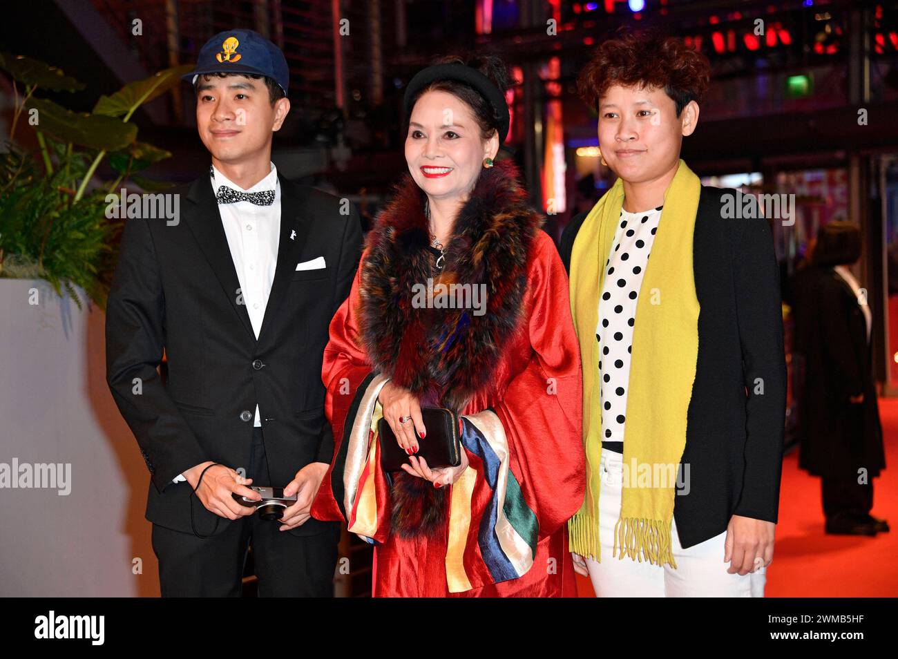 Pham Ngoc Lan, Minh Chau und Gast bei der Closing Ceremony mit Preisverleihung auf der Berlinale ...