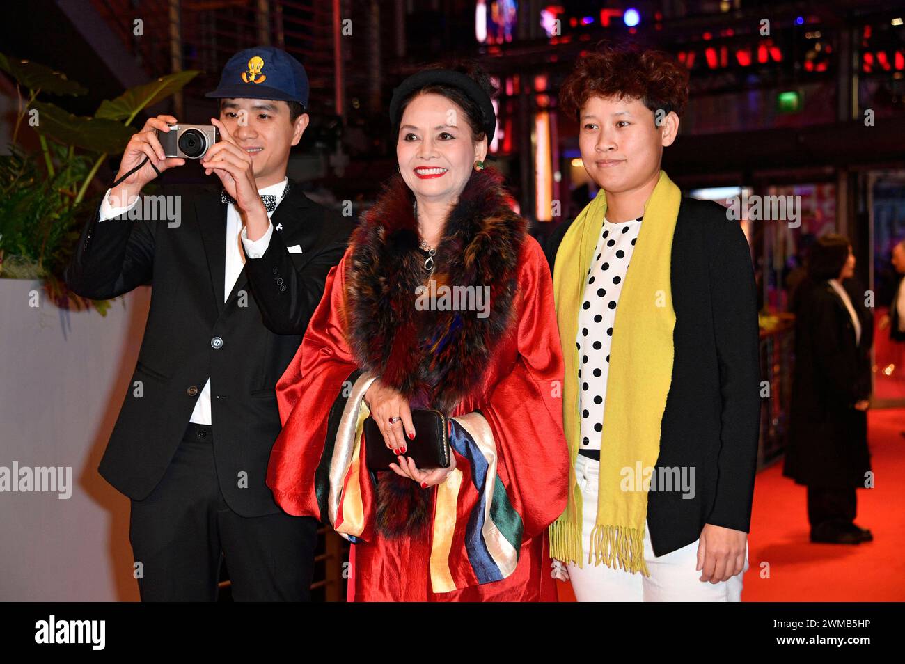 Pham Ngoc Lan, Minh Chau und Gast bei der Closing Ceremony mit Preisverleihung auf der Berlinale ...
