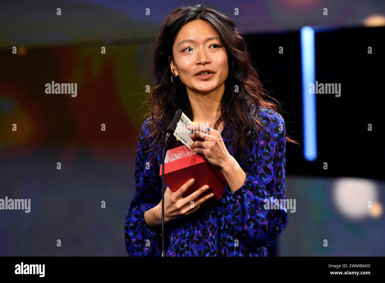Wenqian Zhang mit dem Silbernen Bär Preis der Jury für Remains of the Hot Day bei der Closing ...